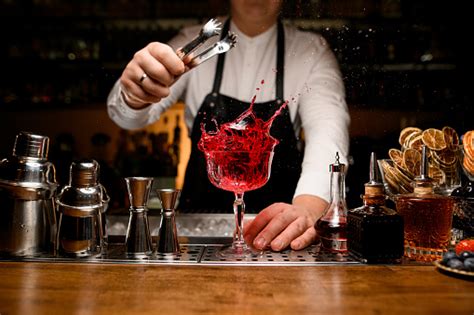 다양한 바 장비가있는 바 카운터의 멋진 전망과 튀는 음료가있는 잔 칵테일에 대한 스톡 사진 및 기타 이미지 칵테일 각얼음 남자 Istock