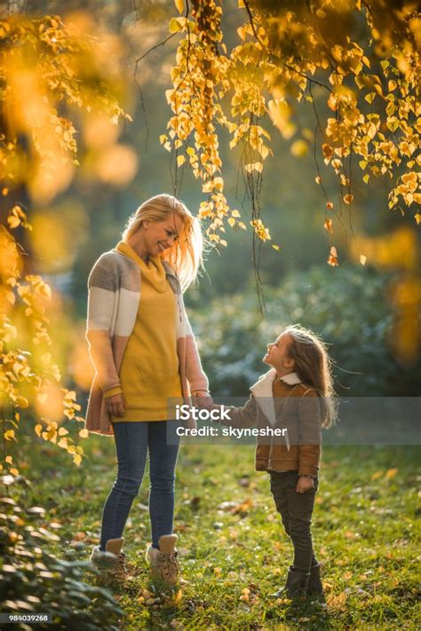 그녀의 작은 딸에 게 이야기 하는을 날 행복 한 어머니의 전체 길이입니다 2명에 대한 스톡 사진 및 기타 이미지 2명 가을 가족 Istock