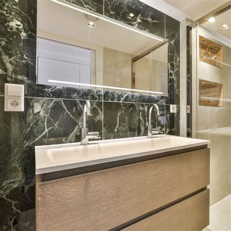 Une Salle De Bains En Marbre Et Bois Blog But
