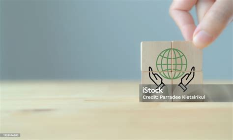 큐브에 손과 글로브 아이콘과 사회적 책임 핵심 가치 개념 Csr 에코 그린 지속 가능한 생활 제로 폐기물 플라스틱 무료 지구 일 세계 환경의 날 책임있는 소비 도덕성에 대한