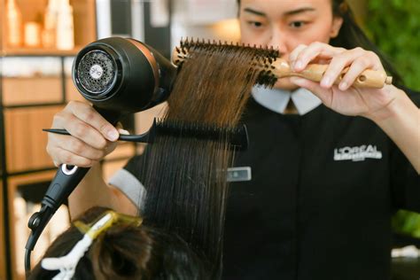 개인 미용 고객 지원 광택있는 머리카락 기술 긴 머리 둥근 솔 라이프스타일 럭셔리 살롱 미용 산업 미용사