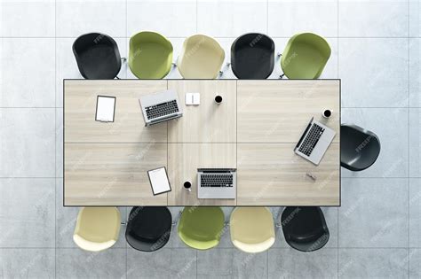 흰색 녹색과 검은색 의자 3d 렌더링으로 둘러싸인 노트북과 커피 머그잔이 있는 나무 회의 테이블에서 최고의 전망을 제공하는 팀워크 및 브레인스토밍 개념 프리미엄 사진