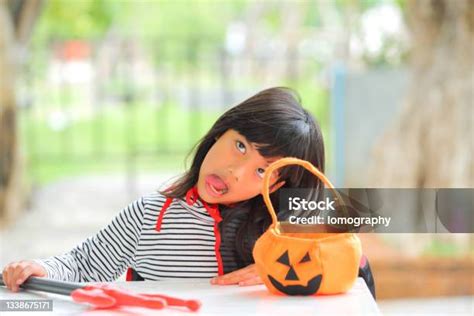 할로윈 휴일 과 어린 시절 개념 작은 아이 마녀 의상을 입고 할로윈에 동남 아시아 야외에서 카니발 의상을 입은 재미있는 아이들 10월에 대한 스톡 사진 및 기타 이미지