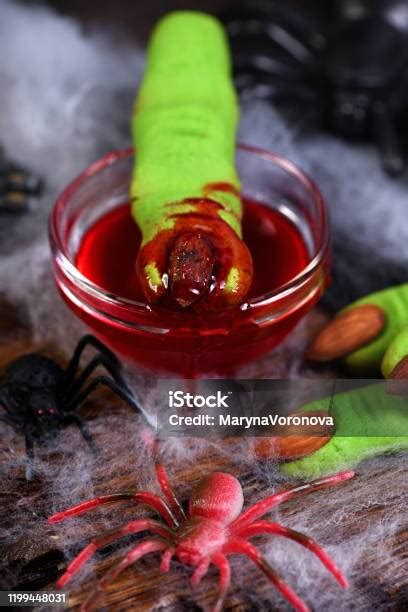 아몬드 손톱과 쇼트 크러스트 페이스트리로 만든 마녀 손가락 쿠키 해피 할로윈 파티에 이상적으로 개념에 대한 스톡 사진 및 기타 이미지 Istock