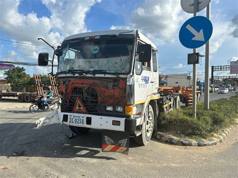 Msjtv News រថយន្តសណ្តោងរ៉ឺម៉កបុករថយន្តស្ទូចពីក្រោយគាបជាប់គ្នារងការខូចខាត