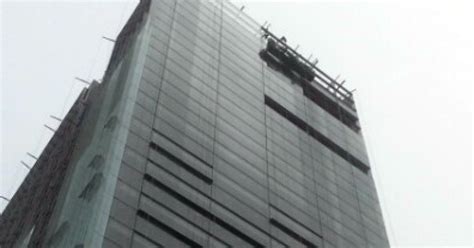 20층짜리 건물서 대형 유리 추락1명 부상·차량 3대 손상