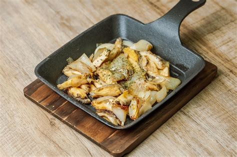 Premium Photo 검은색 그릇에 담긴 한국 음식 전복 버터 구이 요리