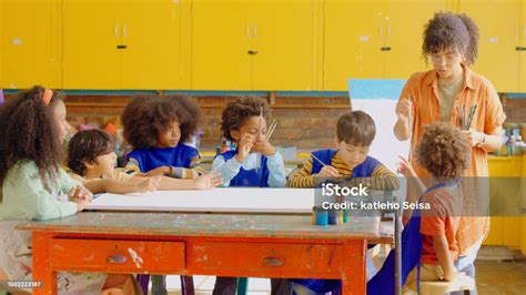 그림 교실 학교에서 학습과 창의성을 위한 그룹 및 교사와 함께하는 아이들 미술 수업 아이 그리고 함께 유치원에서 교육을 위해