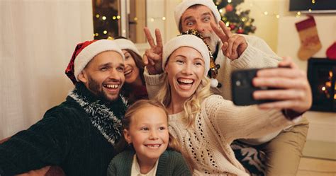 프로필 사진 소셜 미디어 또는 추억을 위해 조부모 크리스마스에 자녀를 동반한 부모의 셀카 세대 가족의 집 행복한 엄마 아빠 소녀 축제 전통 휴일 및 평화 기호 30 34세에