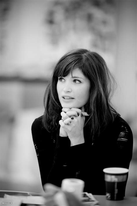 배경 화면 화이트 검은 여자들 단색화 모델 초상화 좌석 사진술 감정 사람 젬마 아르터 튼 소녀 아름다움 미소 검정색과 흰색 흑백 사진 인간