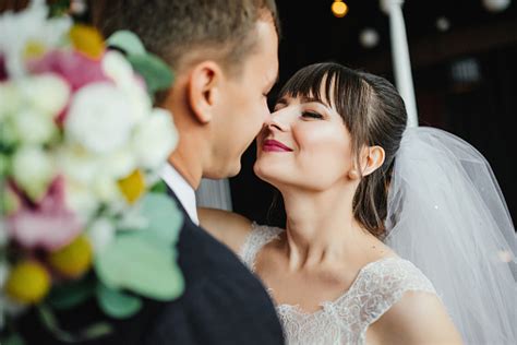 신부 그리고 결혼 날에 신랑입니다 웨딩 포토 세션 내부에 신부의 부부 행복 한 신혼 여자와 남자 수용 로맨틱 웨딩입니다 2명에