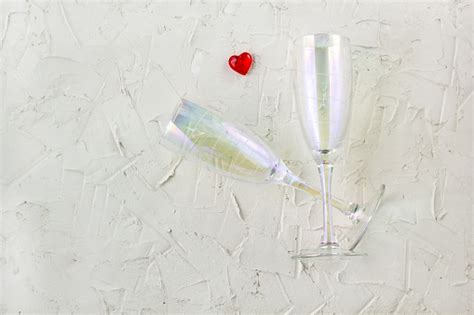 흰색 배경에 빨간 하트와 샴페인 유리 발렌타인 데이 컨셉 2월에 대한 스톡 사진 및 기타 이미지 2월 개념 공휴일 Istock