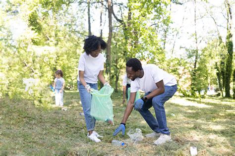 아프리카 계 미국인 부부와 친구들이 공원에서 쓰레기를 청소합니다 20 24세에 대한 스톡 사진 및 기타 이미지 20 24세 25 29세 30 34세 Istock