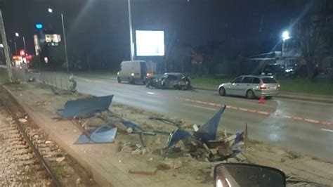 Кола се вряза в спирка на Ботевградско шосе в София има пострадали Снимки 168 Часа