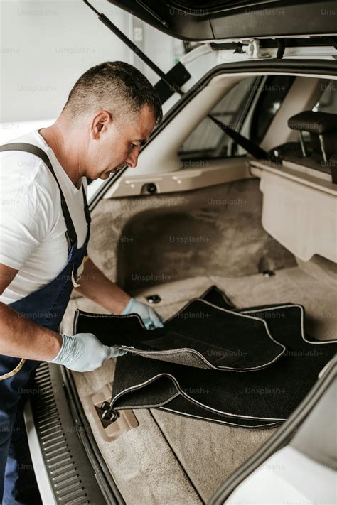 세차 서비스 종사자 습식 청소 비싸고 고급스러운 차량 내부 및 시트 사진 Unsplash의 세차 이미지
