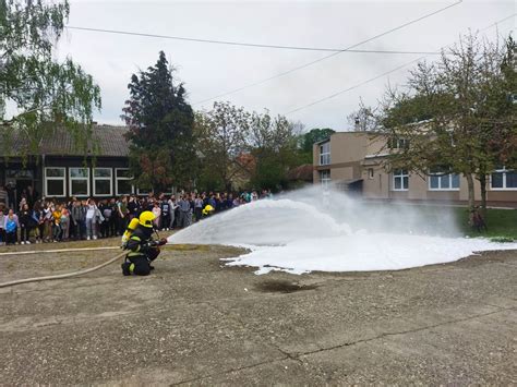 ПОКАЗНА ВАТРОГАСНА ВЕЖБА У ОШ “ВУК КАРАЏИЋ” Радио Телевизија Поморавље