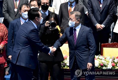 문재인 전 대통령과 인사하는 윤석열 대통령 연합뉴스