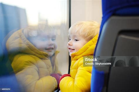 움직이는 동안 밖에 서 열차 창 밖을 바라보는 귀여운 유아 소년 객차에 대한 스톡 사진 및 기타 이미지 객차 관광객 귀여운 Istock