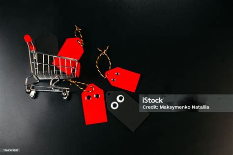 검은 색 배경에 빨간색 티켓 판매 태그가 닫히는 블랙 프라이데이 쇼핑 판매 개념 복사 공간을 복사합니다 배너 포스터 쇼핑 카트 블랙 프라이데이 세일 컨셉 플랫 레이 상단 뷰