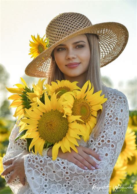 عکس دختر با گل آفتابگردان برای پروفایل وبسایت ریکپ