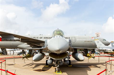록히드 마틴 F16 파이팅 팔콘 전투기 싱가포르 에어쇼에 전시된 싱가포르 공군의 전투기 F 16 파이팅 팰콘에 대한 스톡 사진