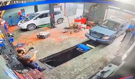 На Камчатке автомеханику ампутировали обе ноги после наезда клиентки на машине