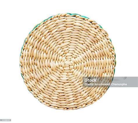 흰색 배경에 분리 된 말린 물 히아신스 또는 에이히호니아 크라시페의 트렁크에서 손으로 만든 둥근 모양 의 모양 패턴으로 질감을 직조 매트 실내 장식에 대한 스톡 사진 및