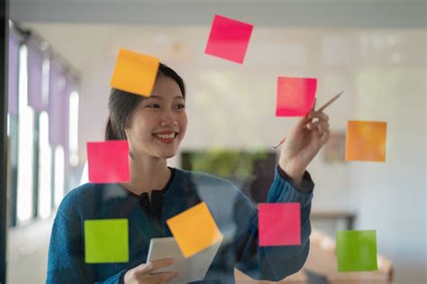 창의적인 사무실에서 접착 노트로 계획하는 젊은 자신감 있는 사업가 계획에 대한 스톡 사진 및 기타 이미지 계획 디자인 전문가 모던 양식 Istock