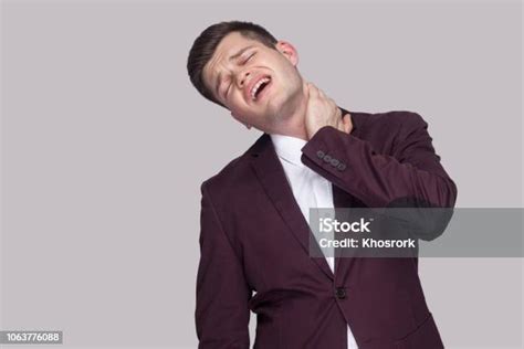 보라색 양복과 흰 셔츠 닫힌된 눈과 느낌 그의 목에 통증이와 서 고통 스러운 아픈 잘생긴 젊은 사업가의 초상화 25 29세에 대한 스톡 사진 및 기타 이미지 Istock