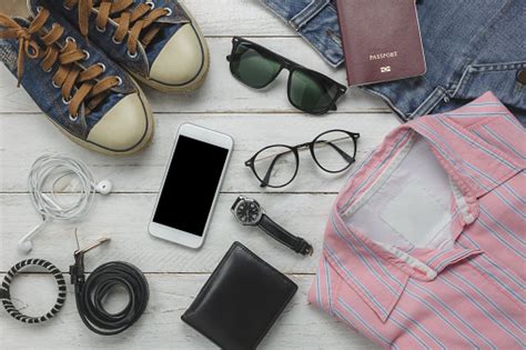 상위 뷰 또는 평면 액세서리 패션 여성 의류 배경 개념으로 여행 하다 십 대 또는 성인 여행자를 위한 필수 항목입니다 현대 소박한 흰색 나무 사무실 책상에 혼합 개체입니다