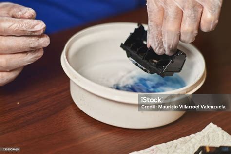 과도한 잉크는 수성 용액의 인쇄헤드에서 제거됩니다 잉크 젯 프린터 유지 보수 기계류에 대한 스톡 사진 및 기타 이미지 기계류 기술 기술자 Istock