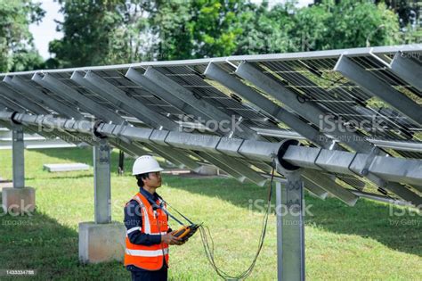 엔지니어들은 성능 검사기로 태양 전지판을 점검하여 각 태양 전지 패널이 최대 효율로 작동하는지 확인합니다 세계의 에너지를 보존하기위한 대체 에너지 재생 가능 사업 Test