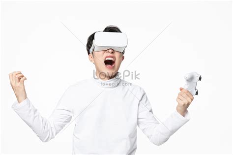 청년들은 Vr 안경을 사용하여 게임을한다 사진 무료 다운로드 Lovepik