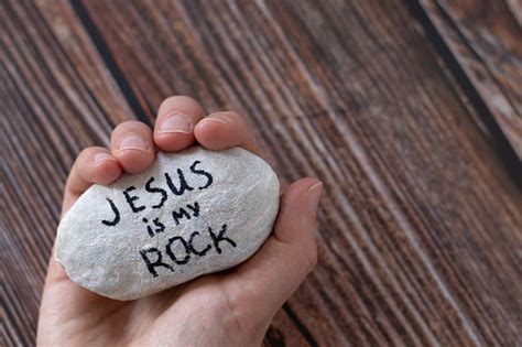 나무 탁자 위에 예수 그리스도는 나의 반석이라는 손으로 쓴 글씨가 적힌 돌을 들고 있다 배경 주제에 대한 스톡 사진 및 기타 이미지 배경 주제 0명 개념 Istock
