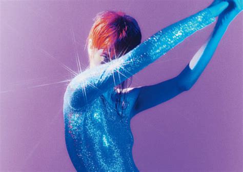 패션마저 음악의 일부로 표현했던 롤링스톤스의 데이비드 보위와 믹 재거 데이비드 보위와 앤지 보위 믹 재거와 제리홀이 펼치는 사이키델릭한 환각의 패션 신 언밸런스 시퀸