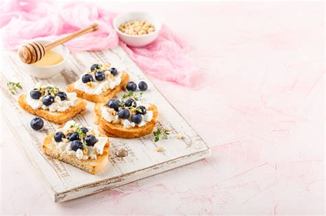 신선한 딸기 블루베리 리 코타 치즈 토스트 백 리 향 꿀 헤이즐넛 봉사 곡초류에 대한 스톡 사진 및 기타 이미지 곡초류 바로 먹을 수 있는 여름 Istock