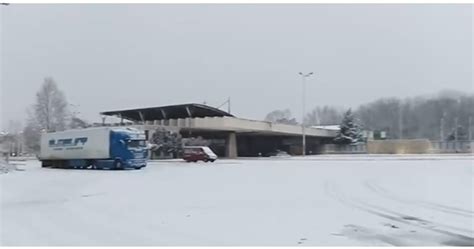 Снегът затвори ГКПП „Кулата” за камиони