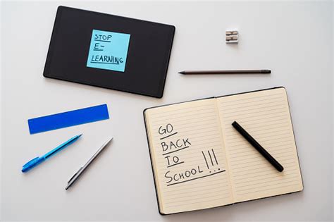 E러닝 중지 텍스트가 있는 노트북 및 태블릿 학교로 돌아가 서 거리 학습의 끝 고등학교에 대한 스톡 사진 및 기타 이미지