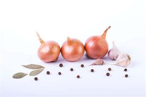 흰색 바탕에는 양파 흰색 바탕에 하는 세 가지 양파 흰색 바탕에 양파를 슬라이스 흰색 바탕에 양파의 구성입니다 흰색 바탕에 신선한 야채입니다 0명에 대한 스톡 사진 및 기타