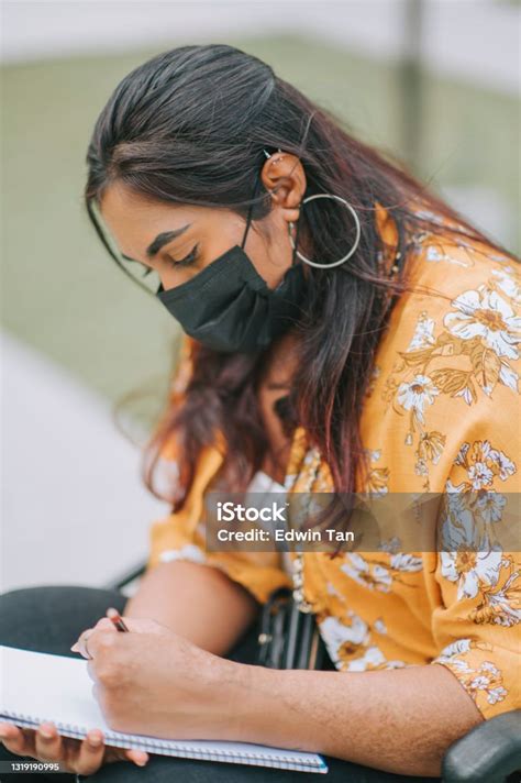 아시아 인디언 여성 장애인 에 휠체어 그리기 에 패드 에 도시 거리 20 24세에 대한 스톡 사진 및 기타 이미지 20 24세 개성 개념 거리 Istock