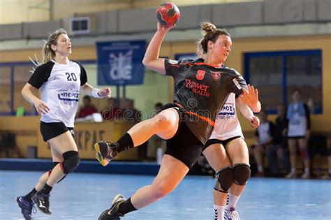 Игрок гандбола в действии во время греческого Handb финала кубка женщин ...