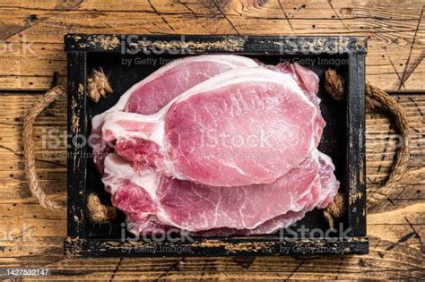 생 돼지 고기 커틀릿 또는 나무 트레이에 스테이크를 잘라 나무 배경 위쪽 보기 0명에 대한 스톡 사진 및 기타 이미지 0명 가정 주방 가정의 방 Istock