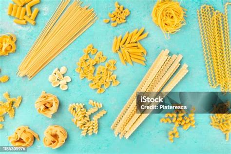 이탈리아 어 파스타 다양한 평면 누워 배너 파란색 배경에 위에서 촬영 스파게티 펜네 파폴등 건조한에 대한 스톡 사진 및 기타 이미지 Istock