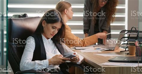 강조 비즈니스 여성 휴대 전화를 사용하여 입력 메시지의 혼란 느낌 25 29세에 대한 스톡 사진 및 기타 이미지 25 29세 3 명 30 34세 Istock