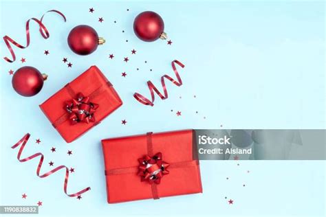 새해와 크리스마스 구성 파스텔 블루 배경에 빨간 공 선물 상자와 반짝에서 프레임 상단 보기 플랫 레이 복사 공간 12월에 대한 스톡 사진 및 기타 이미지 Istock