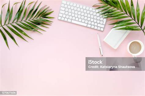 컴퓨터 녹색 잎 손바닥 클립 보드사무실 테이블 데스크 맨 위 보기입니다 플랫 레이 홈 오피스 작업 공간 핑크 배경에 여성 액세서리 0명에 대한 스톡 사진 및 기타 이미지
