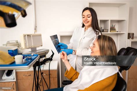 치과 의사 사무실에서 약속하는 동안 치아를 검사하는 젊은 여성 25 29세에 대한 스톡 사진 및 기타 이미지 25 29세 2명 30 34세 Istock