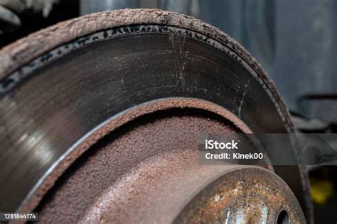 작업장에서 차량 리프트에 차에 캘리퍼와 브레이크 패드가있는 오래되고 손상된 후방 브레이크 디스크 0명에 대한 스톡 사진 및 기타 이미지 Istock