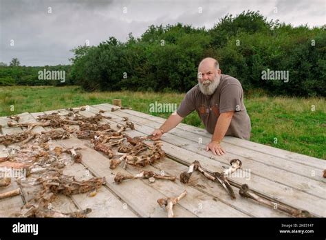 Picture By Jim Wileman 130821 Derek Gow Pictured With A Sky Table
