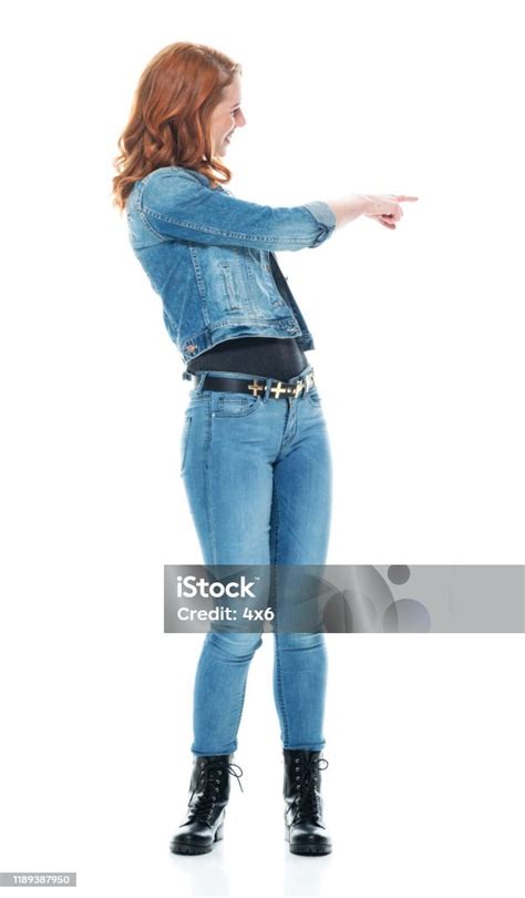 사이드 뷰 측면 눈 프로필 보기 전체 길이 전면 보기 2029세 성인 아름 다운 빨간 머리 긴 머리 백인 여성 젊은 여성 아나운서 서 있는 미소 행복 쾌활 한 웃음 발표